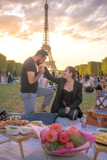 Paris: Picnic experience in front of the Eiffel Tower | GetYourGuide