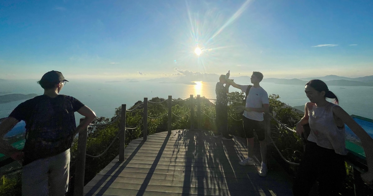 Hong Kong: 360° Panorama Sunset Hike to the Peak with Local | GetYourGuide