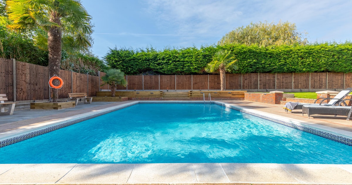Grătar turcesc cu piscină și cadă cu hidromasaj | GetYourGuide