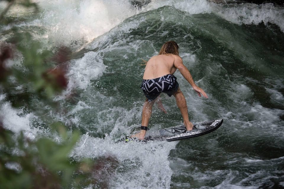 Múnich: Un día de increíble surf fluvial - Eisbach en Múnich | GetYourGuide