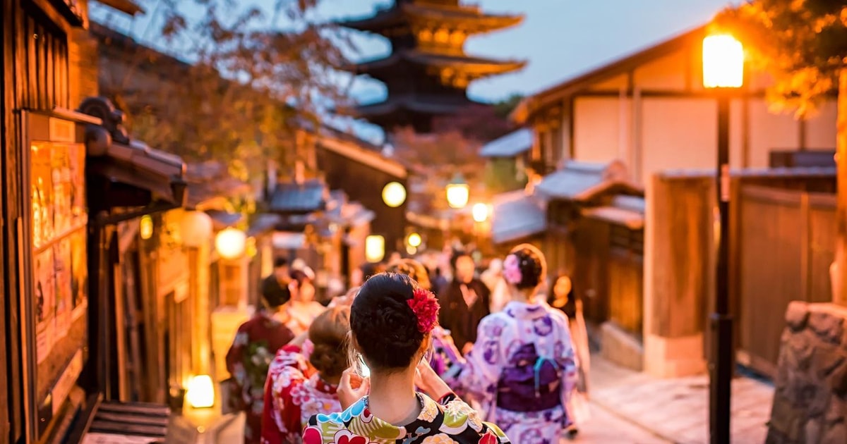 Kyoto: Gion Night Walking Tour with Local Guide | GetYourGuide