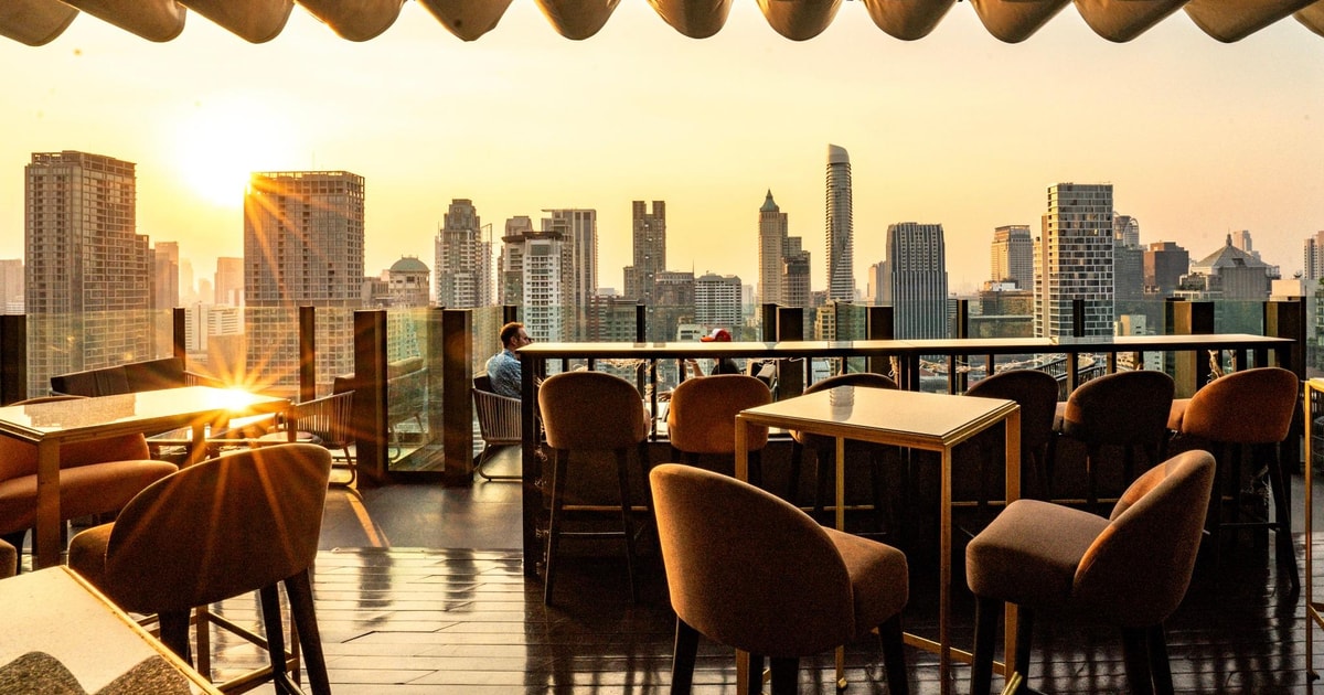Bangkok: CHAR Rooftop Bar Middag og drinks | GetYourGuide