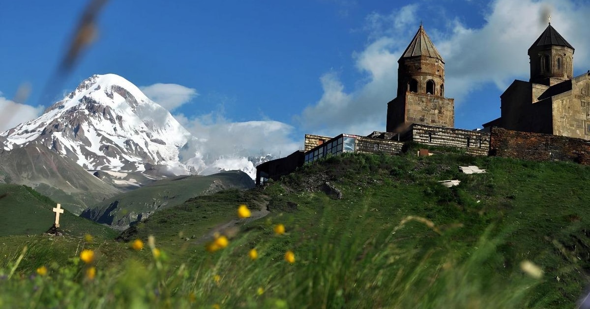 Groepsreis Tbilisi naar Kazbegi Gudauri Ananuri & Honingproeverij ...