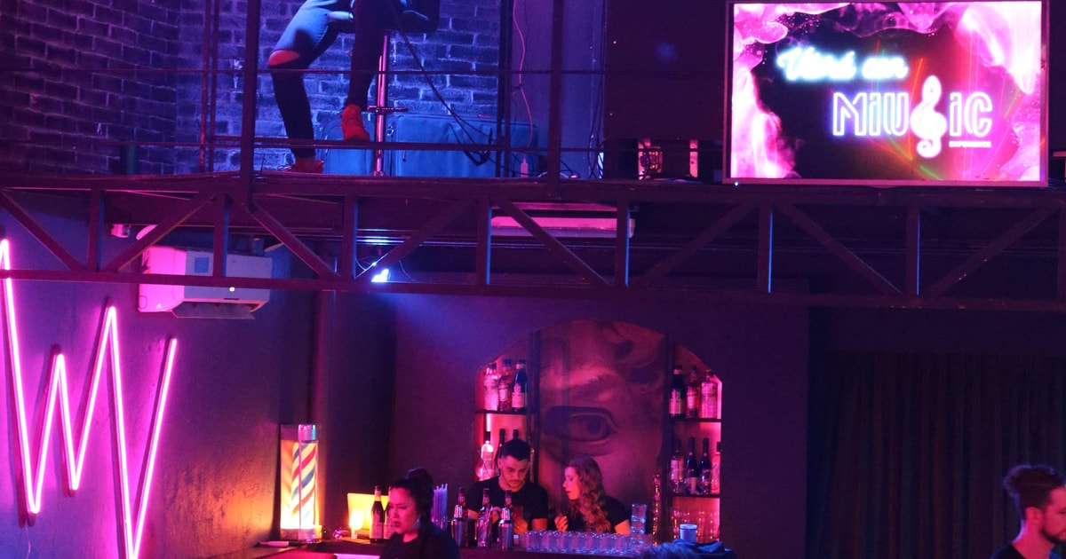 Experiência Miusic: Bar de Picadas com mozos cantantes. | GetYourGuide