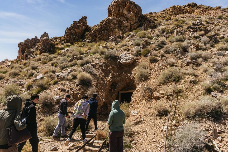 Fra Las Vegas: Oplev Death Valleys klitter og saltlejligheder ...