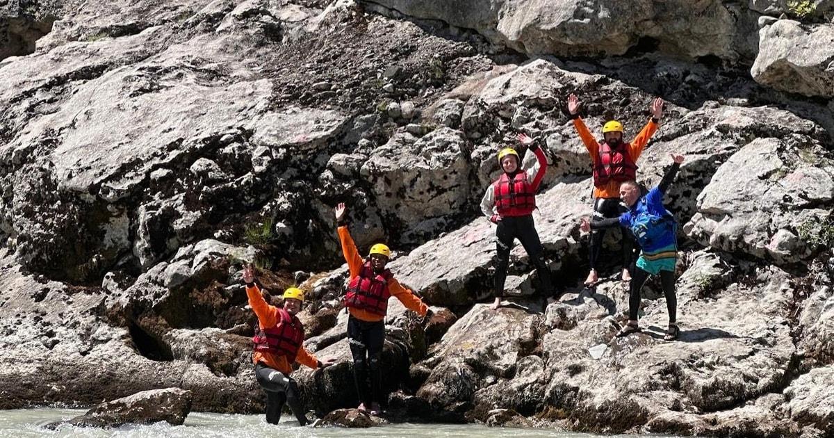 Vjosa-Fluss-Rafting-Abenteuer und Thermalbäder von Permet | GetYourGuide