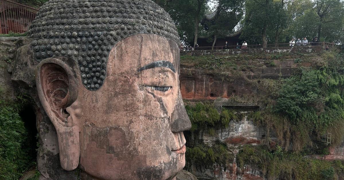 Tæt på Chengdu: Leshan Giant Buddha & lækre lokale retter | GetYourGuide