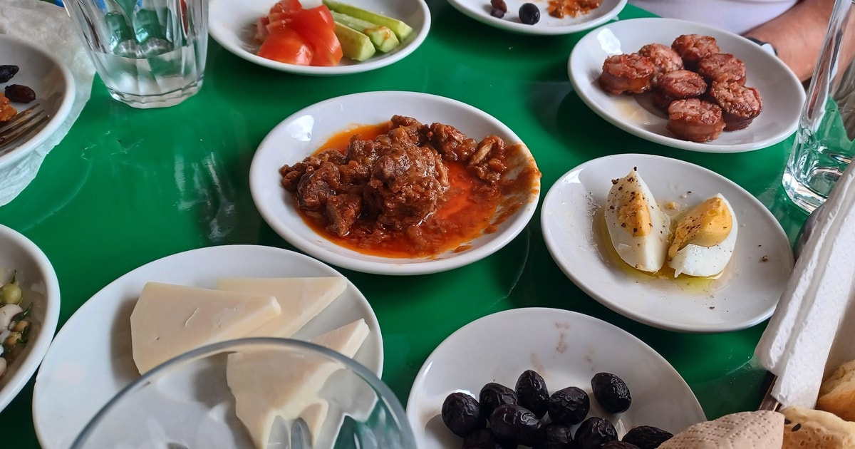 Tour semiprivado de la ciudad y la comida en Heraclión con Mesum Pastelero | GetYourGuide