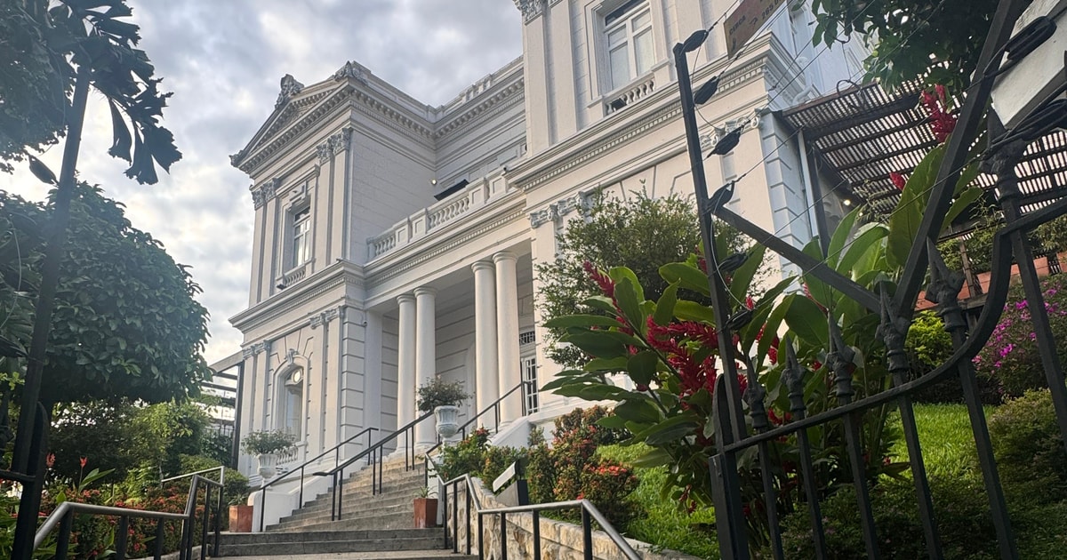 Cafés, rues et histoires : photographier l'âme urbaine de Medellín ...