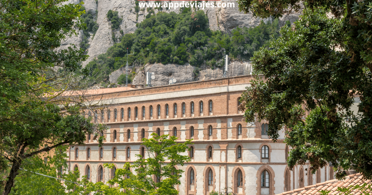 Tour Privado Monasterios de Montserrat y Poblet | GetYourGuide