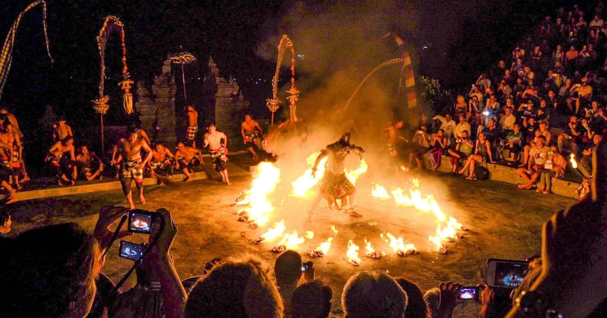 Visite du temple d'Uluwatu et de la danse du feu Kecak | GetYourGuide