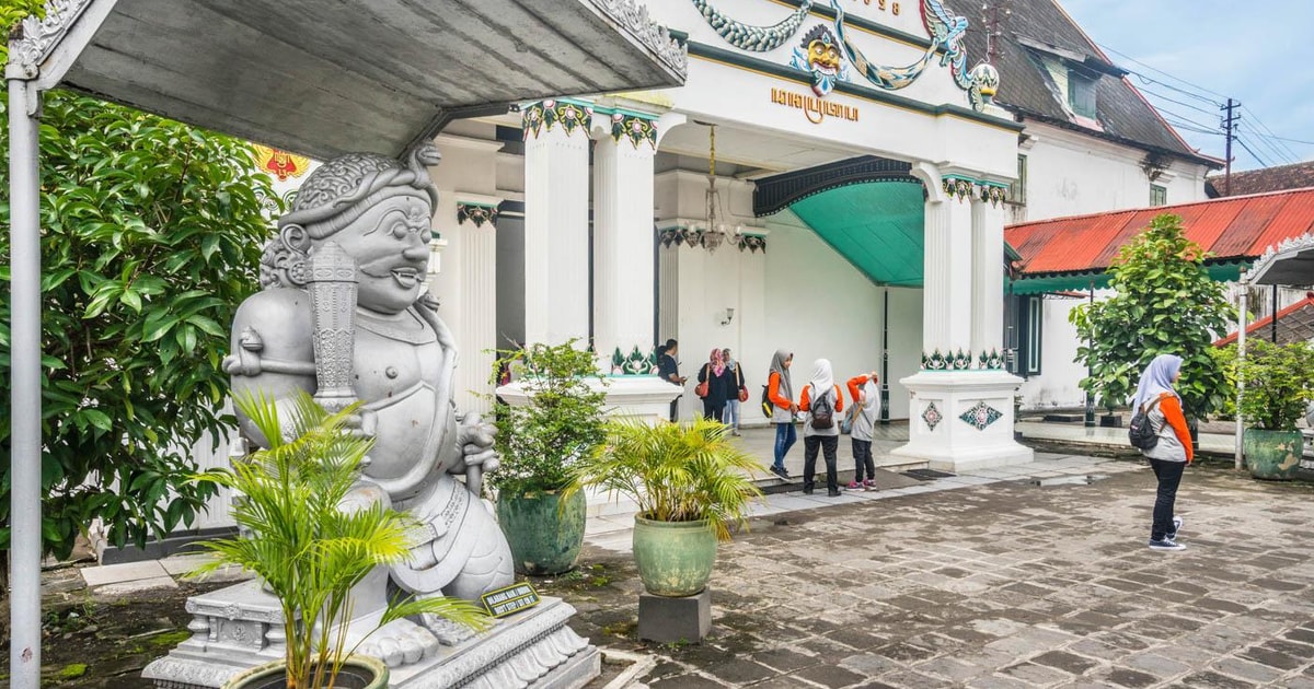 Yogyakarta: Sultan's Palace and Water Castle Walking Tour | GetYourGuide