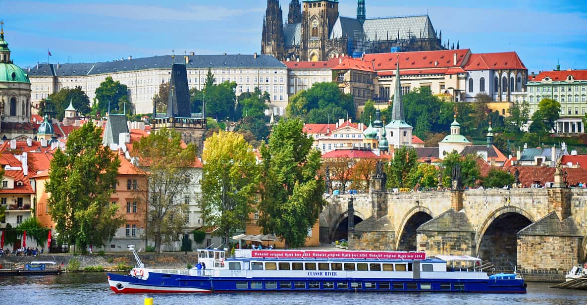 Praag: hoogtepunten van de stad per bus, boot en te voet | GetYourGuide