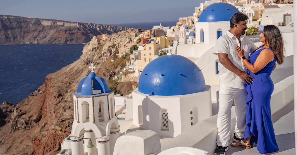 Oia: Pärchen-Fotoshooting Seprate Eingang zum Blue Dome | GetYourGuide