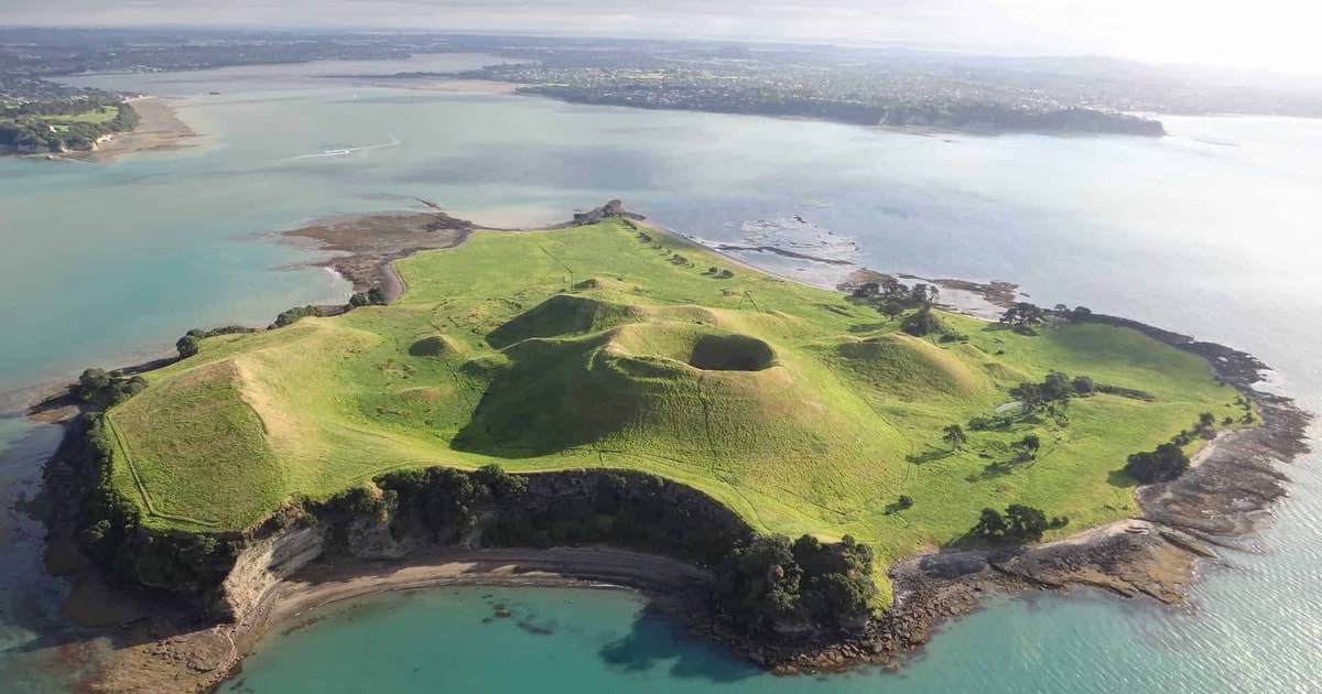 Browns Eiland Motukorea Zeekajaktour | GetYourGuide