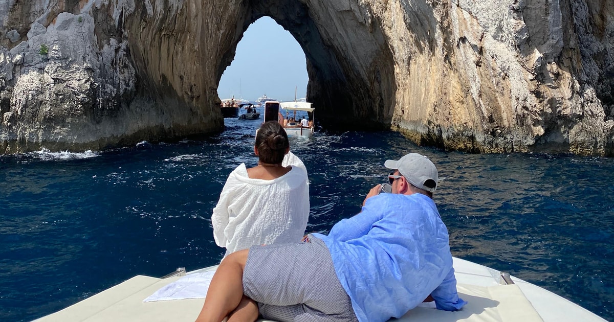 Capri: tour in barca intorno a Capri con Faraglioni e grotte | GetYourGuide