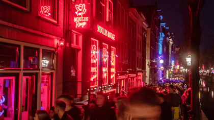 Descubre la verdadera historia del Barrio Rojo de Ámsterdam | GetYourGuide