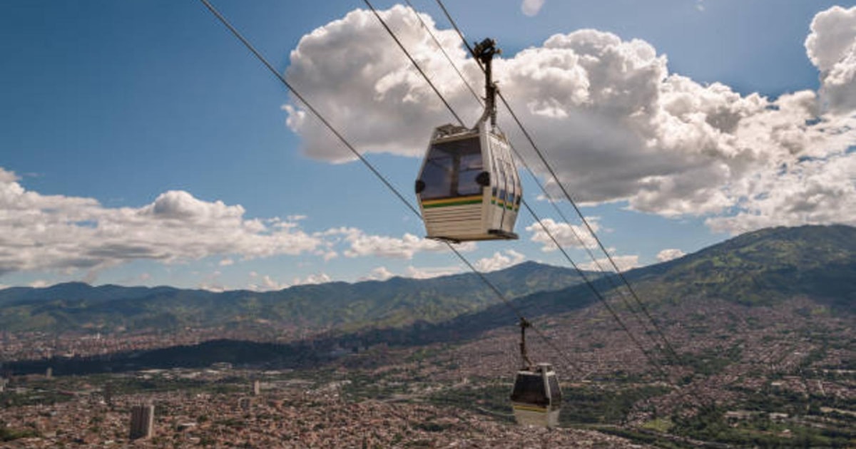 Arvi Park Rundgang und Stadtansichten von der Metrocable aus ...