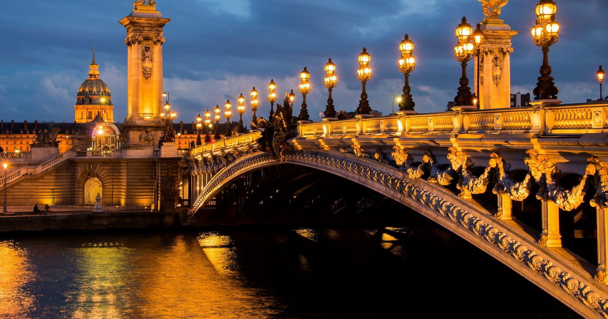 Paris Illuminated Walking Tour in Spanish | GetYourGuide
