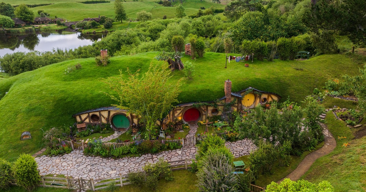 Von Rotorua aus: Hobbiton Movie Set Tour mit festlichem Mittagessen ...
