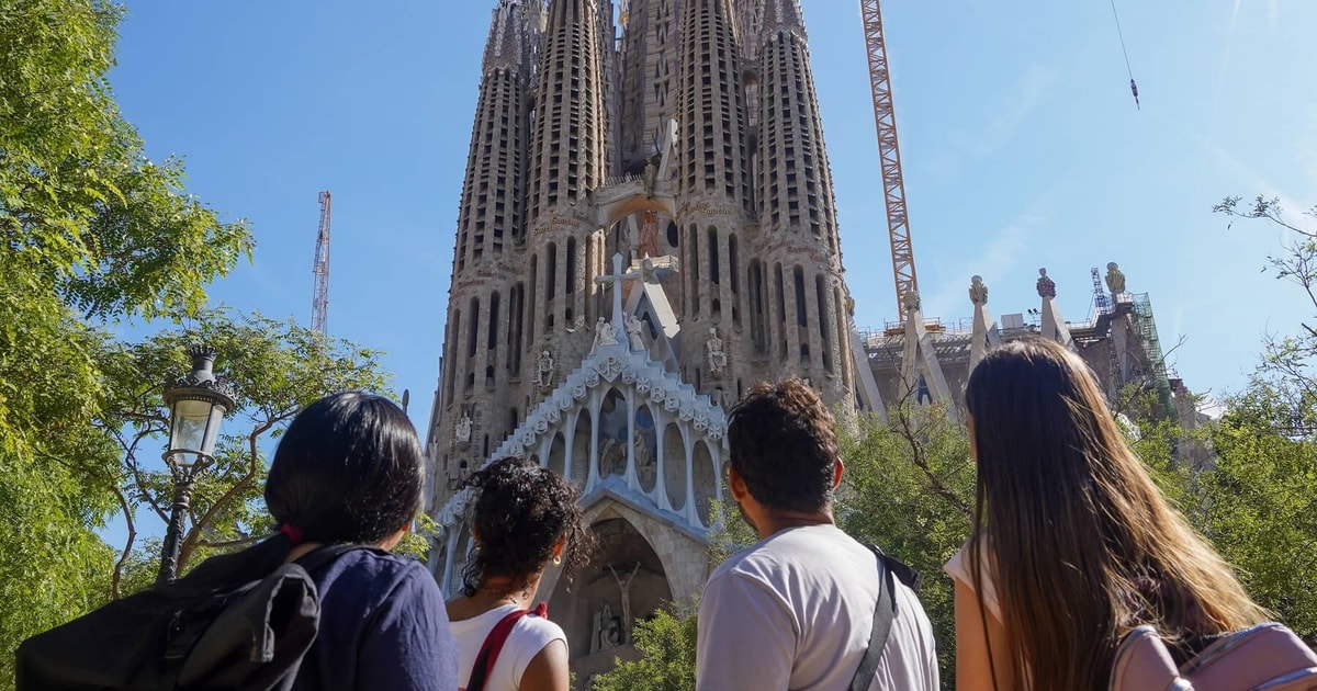 Barcelone : Visite guidée accélérée de la Sagrada Familia et des tours ...