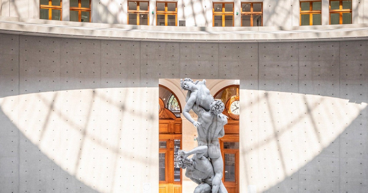 Paris: "Corps et âmes" exhibition guided tour, Coll Pinault, Bourse du ...