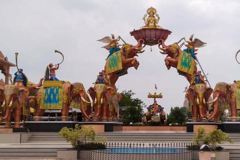 Shri Hanuman Garhi Mandir, Ayodhya - Book Tickets & Tours | GetYourGuide