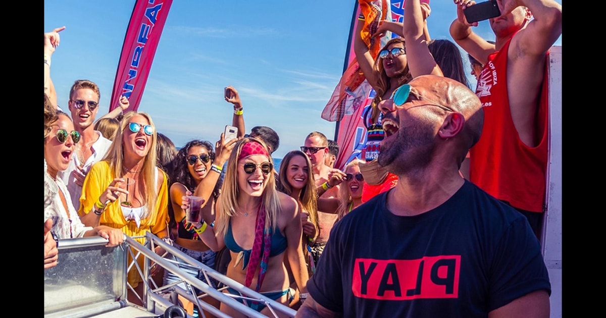 Ibiza: Ocean Club Bootfeest met Premium Drankjes & een DJ | GetYourGuide