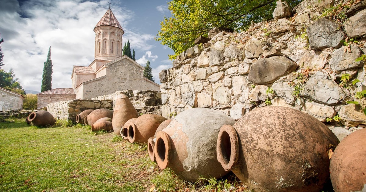 Wijnreis door Kakheti: Sighnaghi, Bodbe klooster, Telavi | GetYourGuide