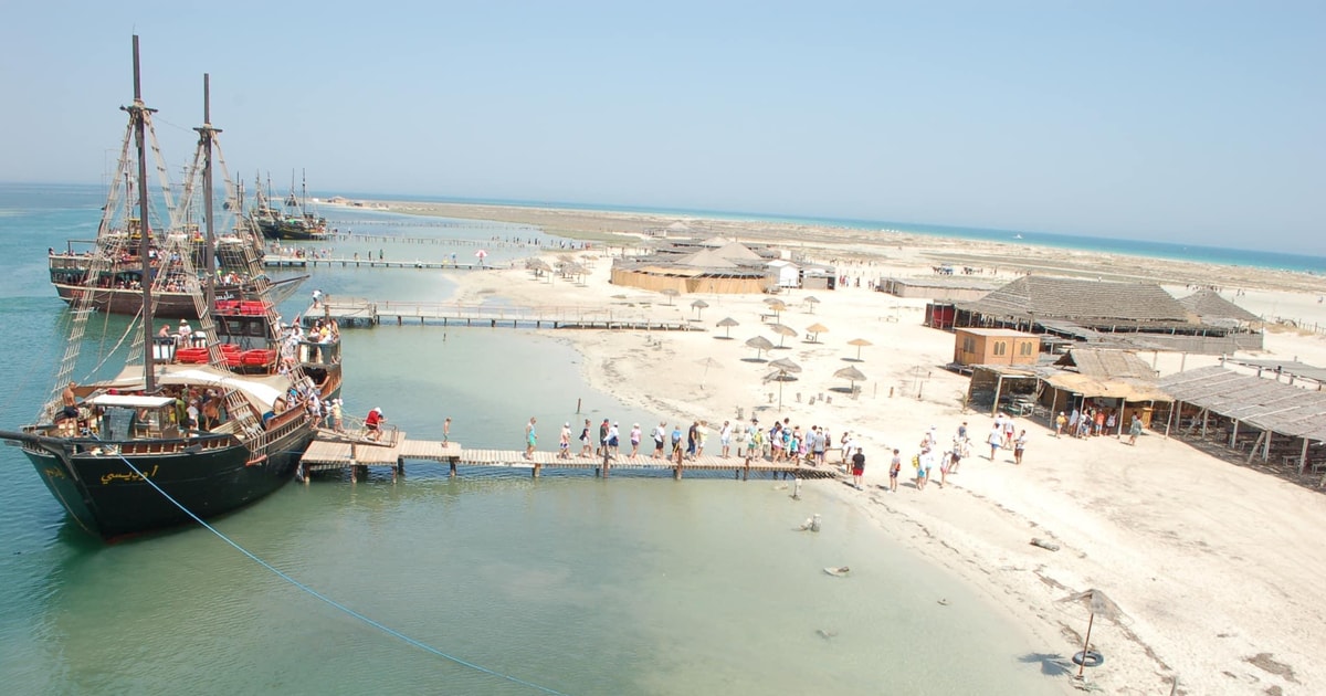 Djerba : Aventure en bateau pirate, baignade, buffet et spectacle ...