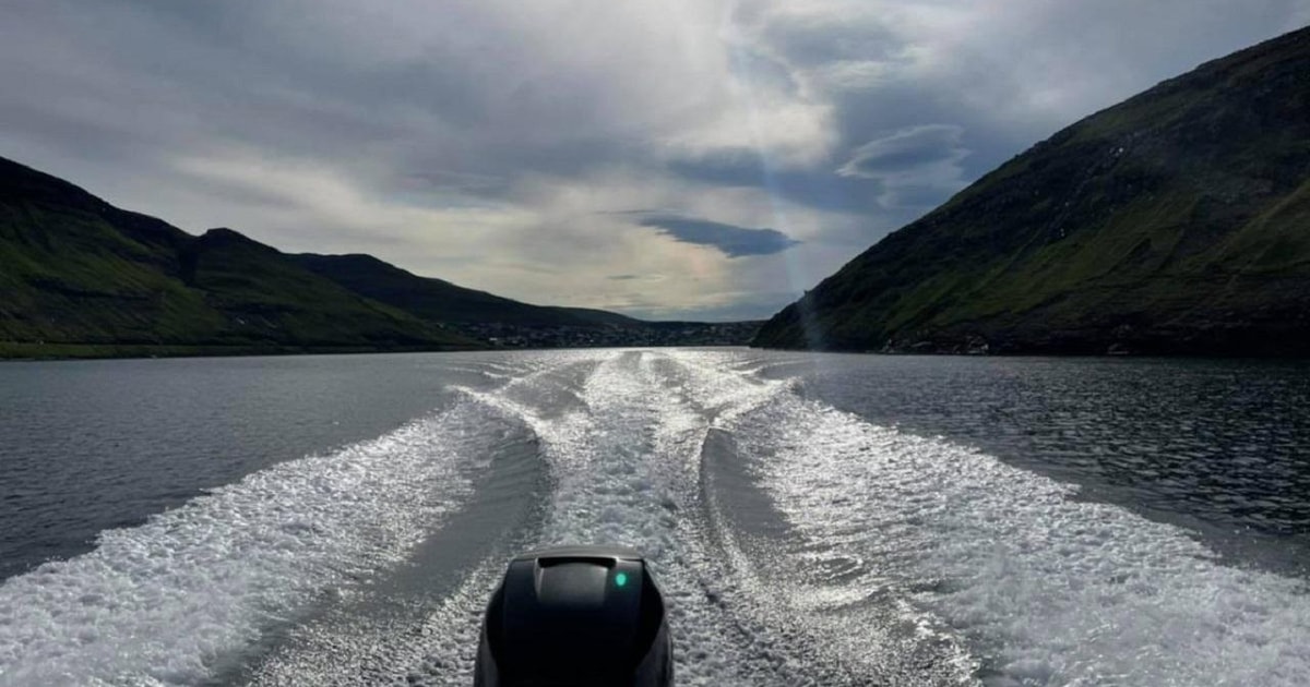 Privétour met lokale schipper in de omgeving van Vágar | GetYourGuide