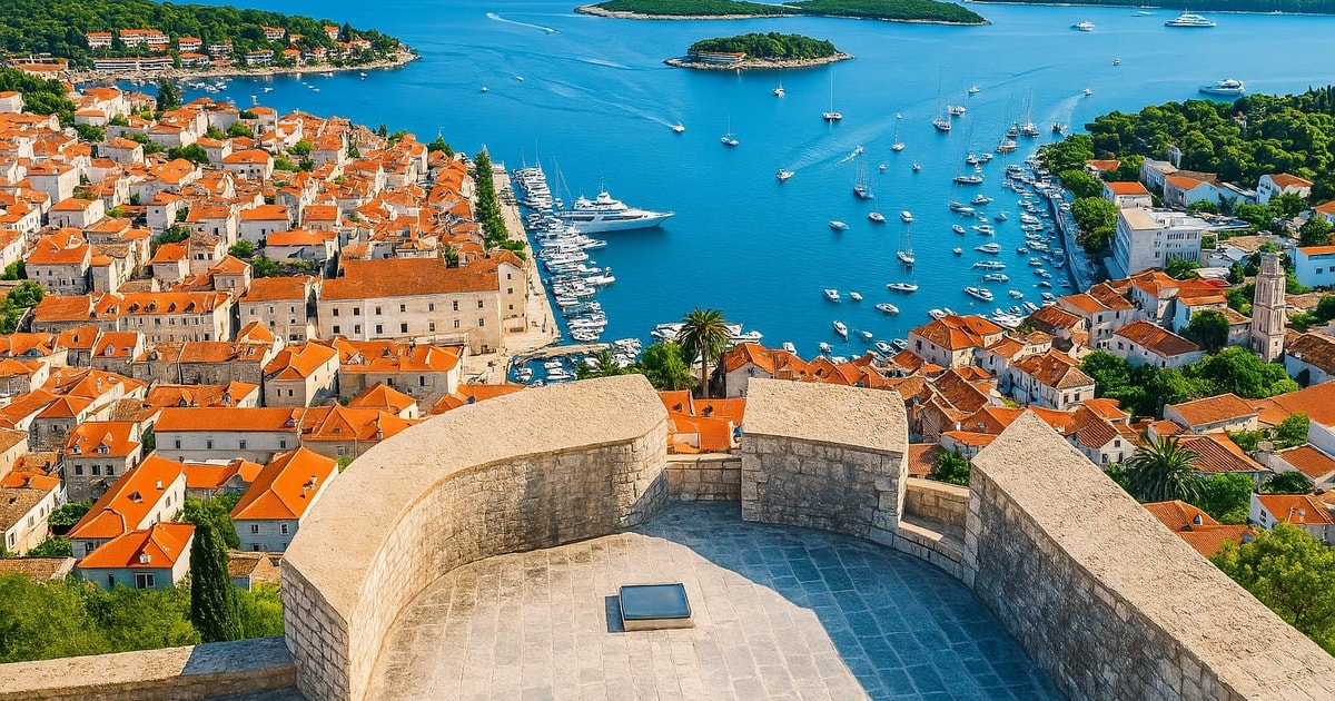 Makarska: 4-eilandentour per jacht naar de stad Hvar en de Pakleni ...