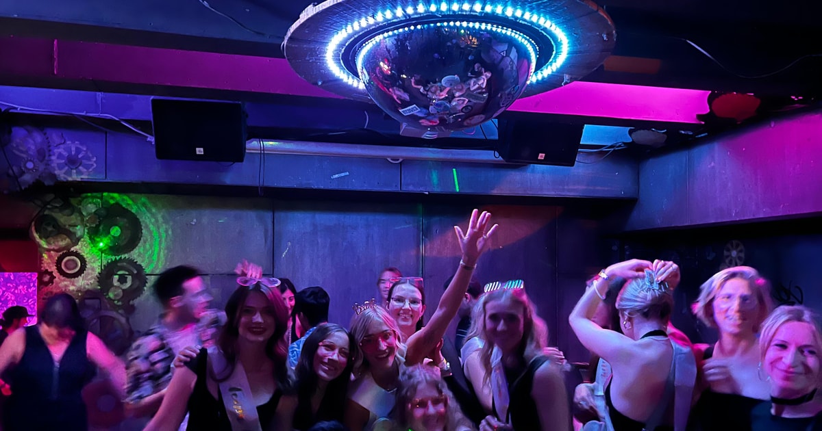 Berlín: Tour de bares y fiestas con chupitos gratis y acceso a discotecas VIP | GetYourGuide