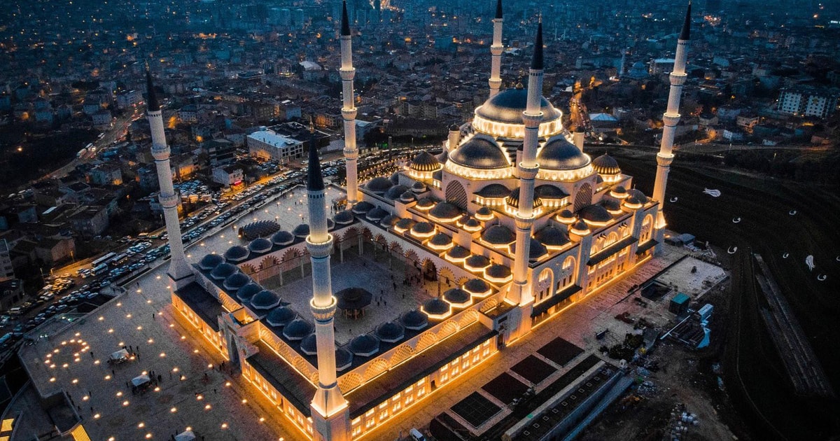 Istanbul: Die größte Moschee der Türkei und die Tour zum Kamelienhügel ...