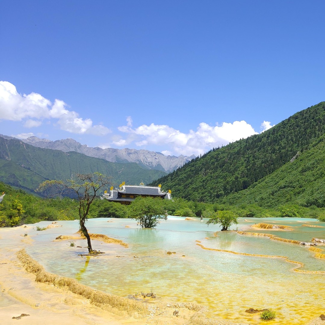 Huanglong Scenic Area: Entdecke die atemberaubenden Fünf-Farben-Teiche ...