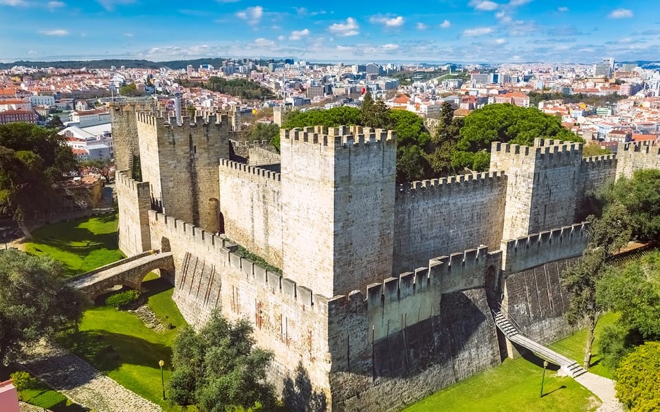Lisboa: Ticket de entrada al Castillo de San Jorge con audioguía ...