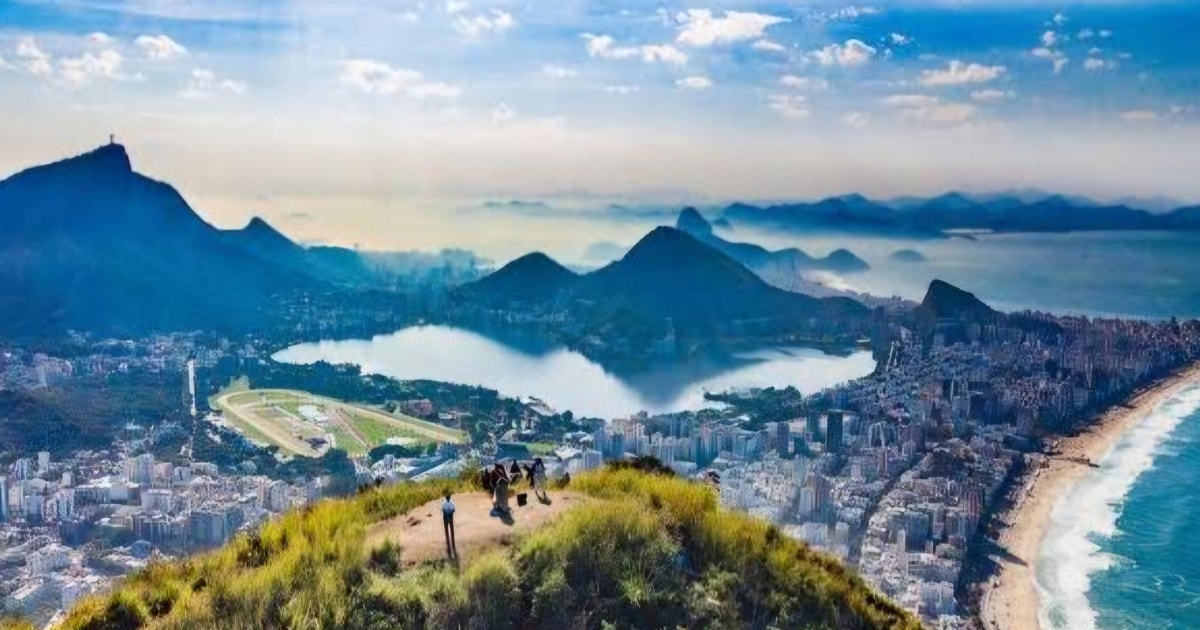 Tour on the Two Brothers Trail in Vidigal | GetYourGuide