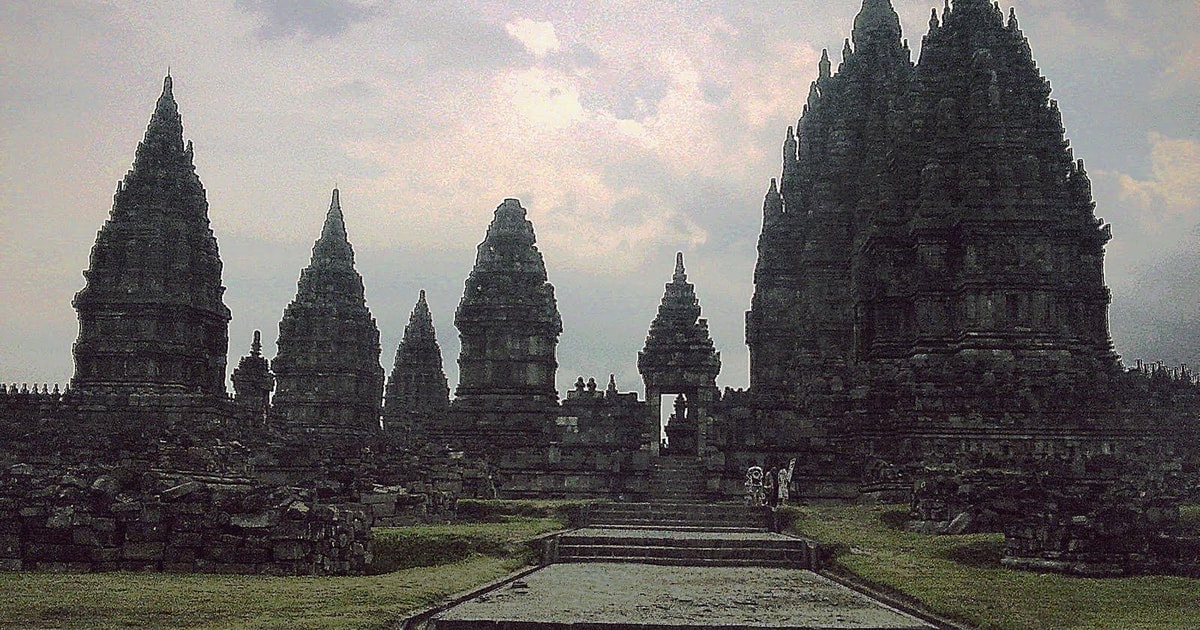 Yogyakarta: Sonnenuntergang im Prambanan-Tempel mit ortskundigem Guide ...
