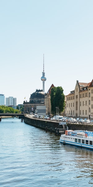 Berlin: 1-Hour City Tour by Boat with Guaranteed Seating | GetYourGuide