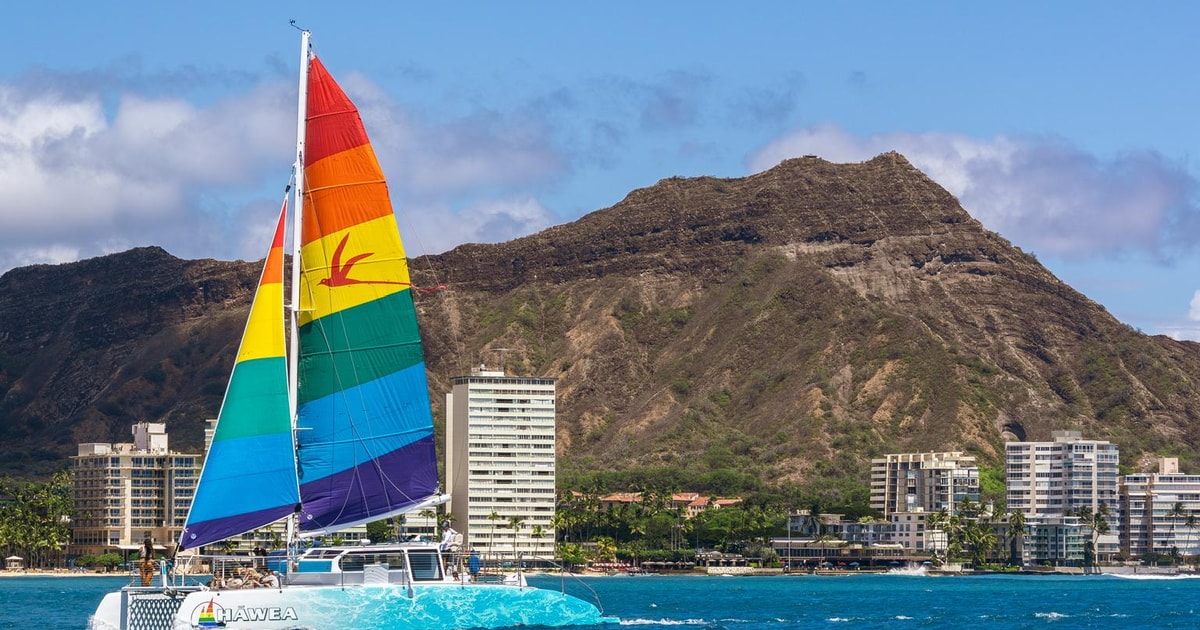 Embarca en la playa de Waikiki para navegar durante la Hora de Aloha ...