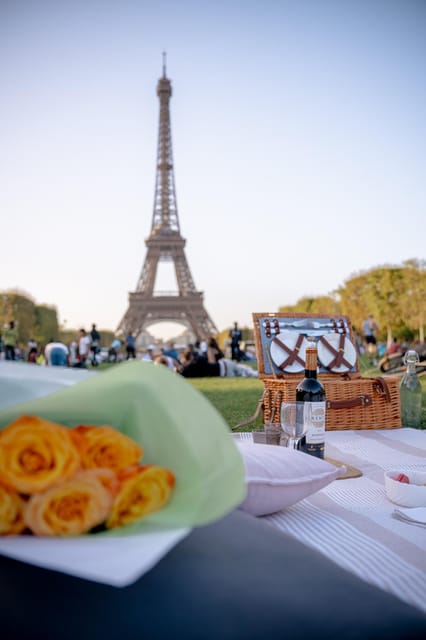 Paris: Picnic experience in front of the Eiffel Tower | GetYourGuide