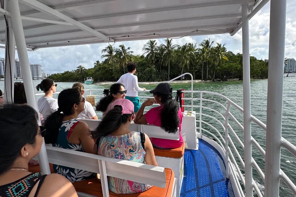 Miami: Excursión en barco para hacer snorkel en una isla aislada de la ...