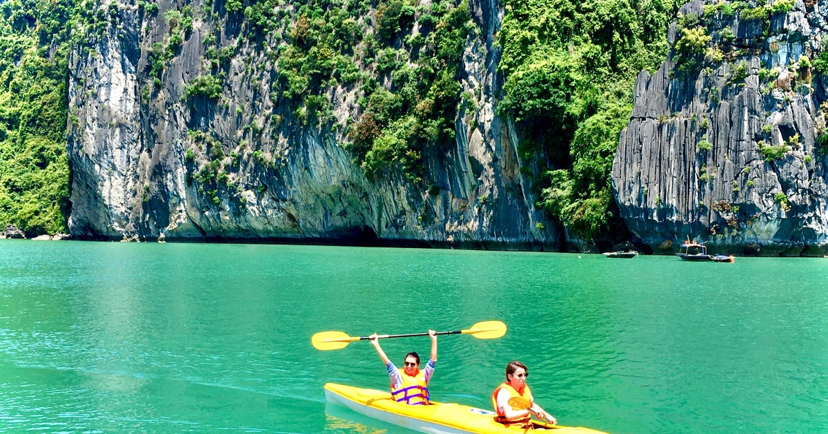 Excursión en grupo por la Bahía de Halong: Sung Sot-Ti Top Island ...