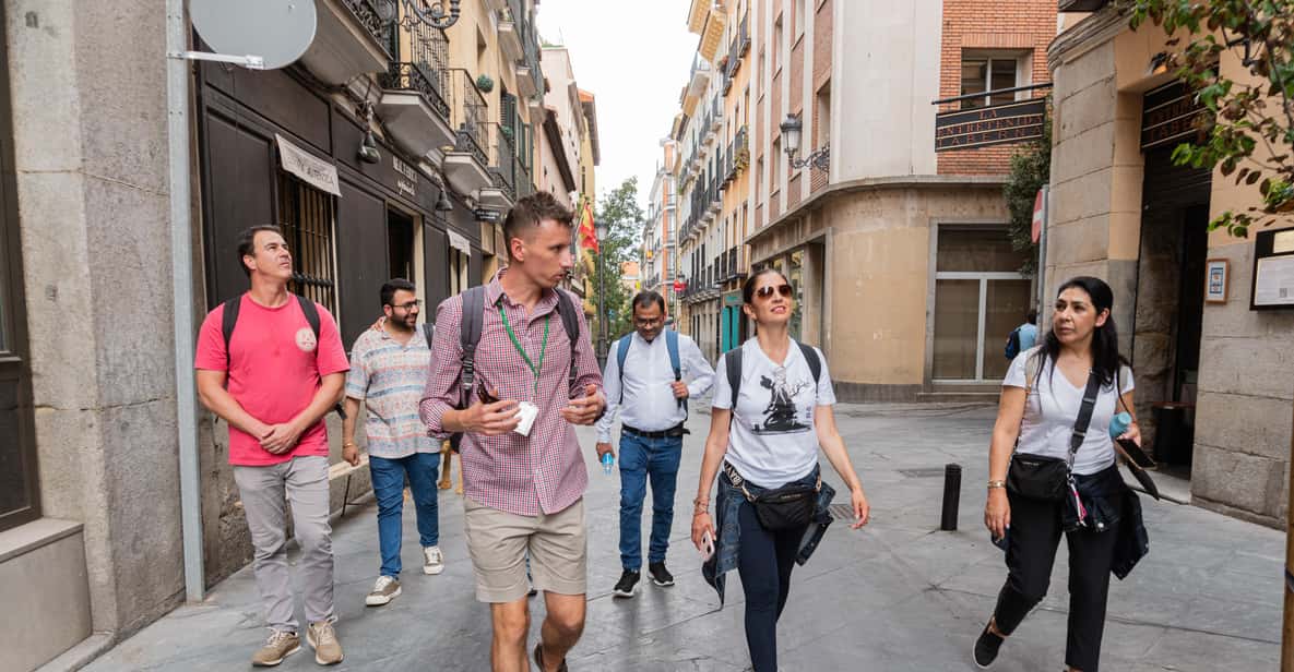 Tour privado por el Museo del Prado y los barrios emblemáticos de ...