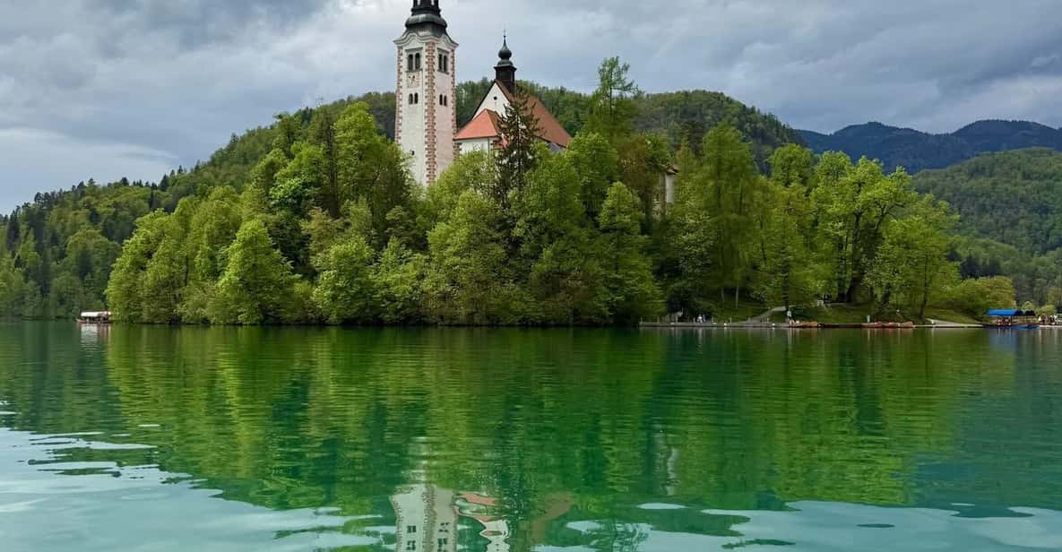 Bled: begeleide wandeling rond het meer van Bled met roomtaart ...