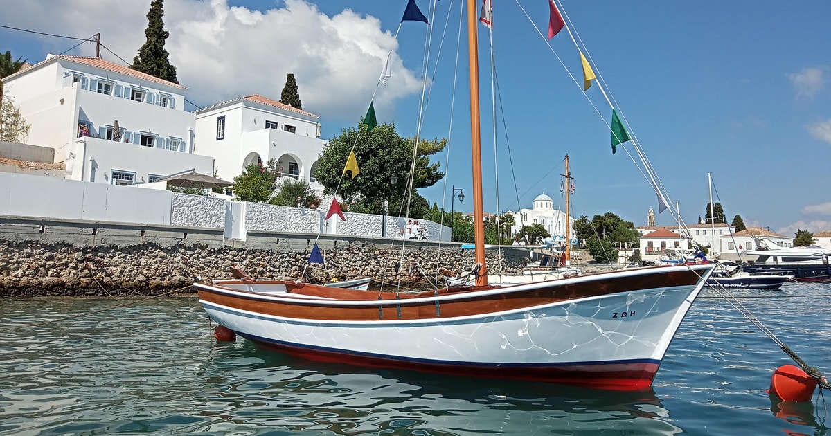 Spetses: Cruzeiro particular em um barco elétrico | GetYourGuide