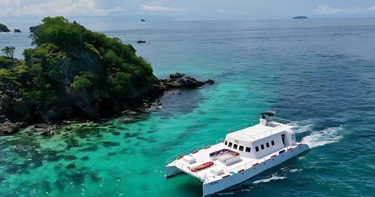 Phuket Isla del Coral en Catamarán con Cena al Atardecer | GetYourGuide
