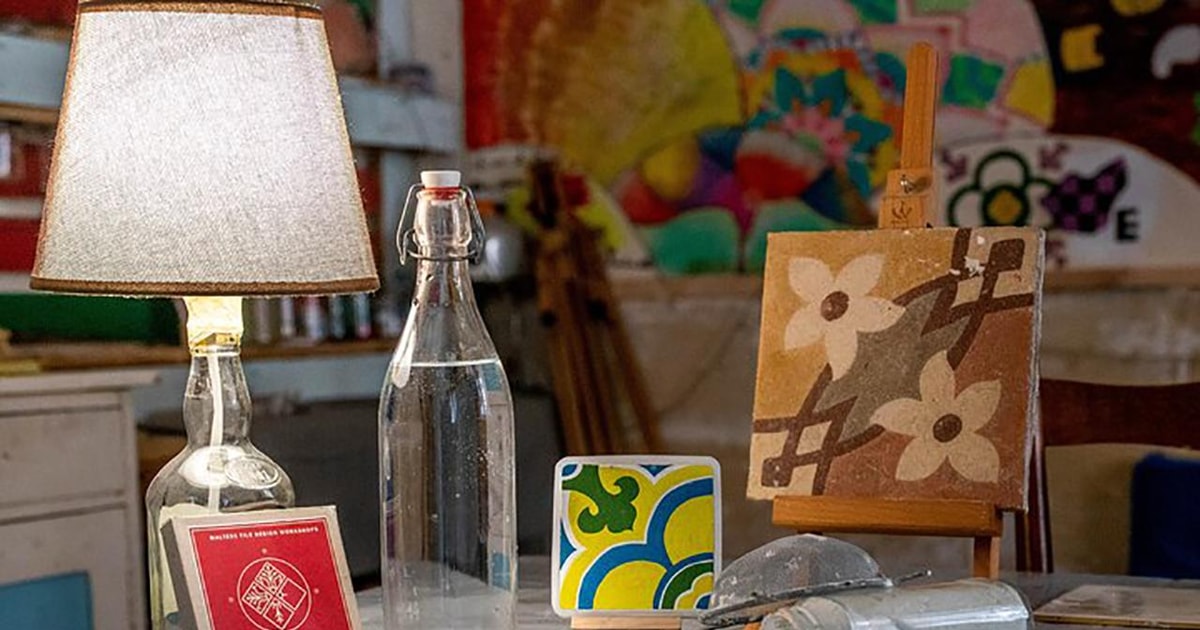Azulejos de Malta - Taller de pintura de souvenirs con locales ...