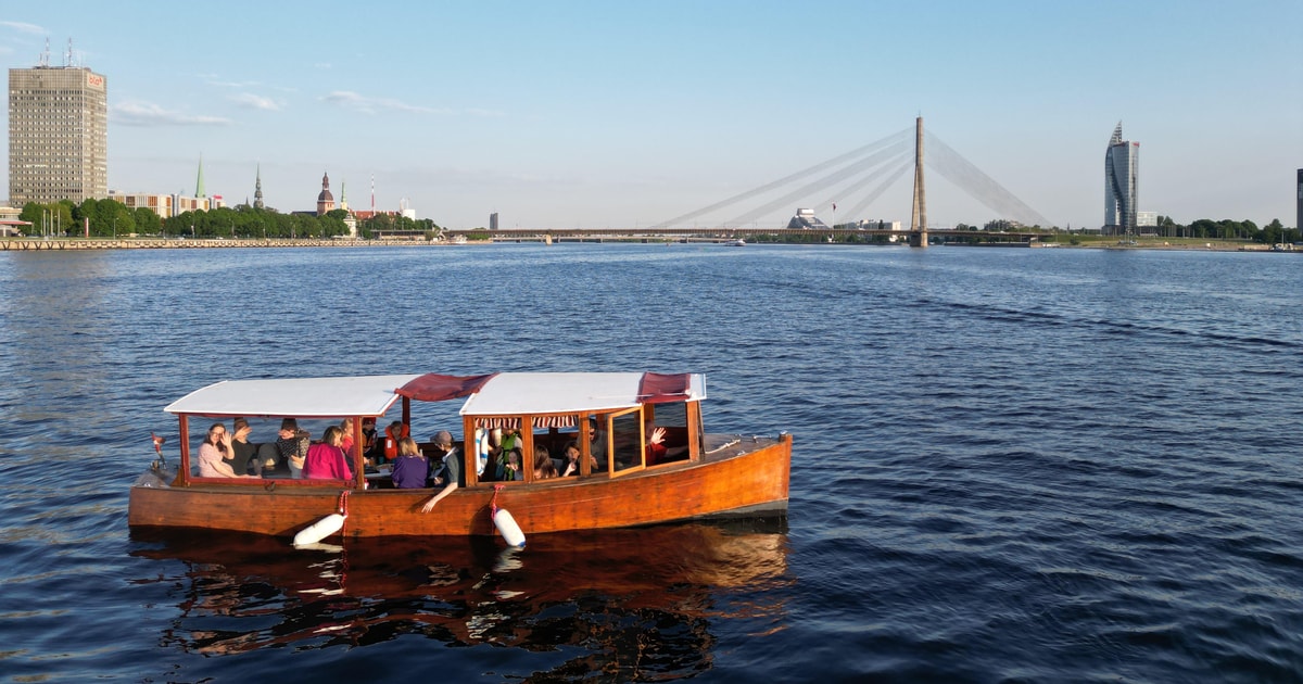 Riga: Kanal- und Daugava-Fluss-Bootsfahrt mit Getränk | GetYourGuide