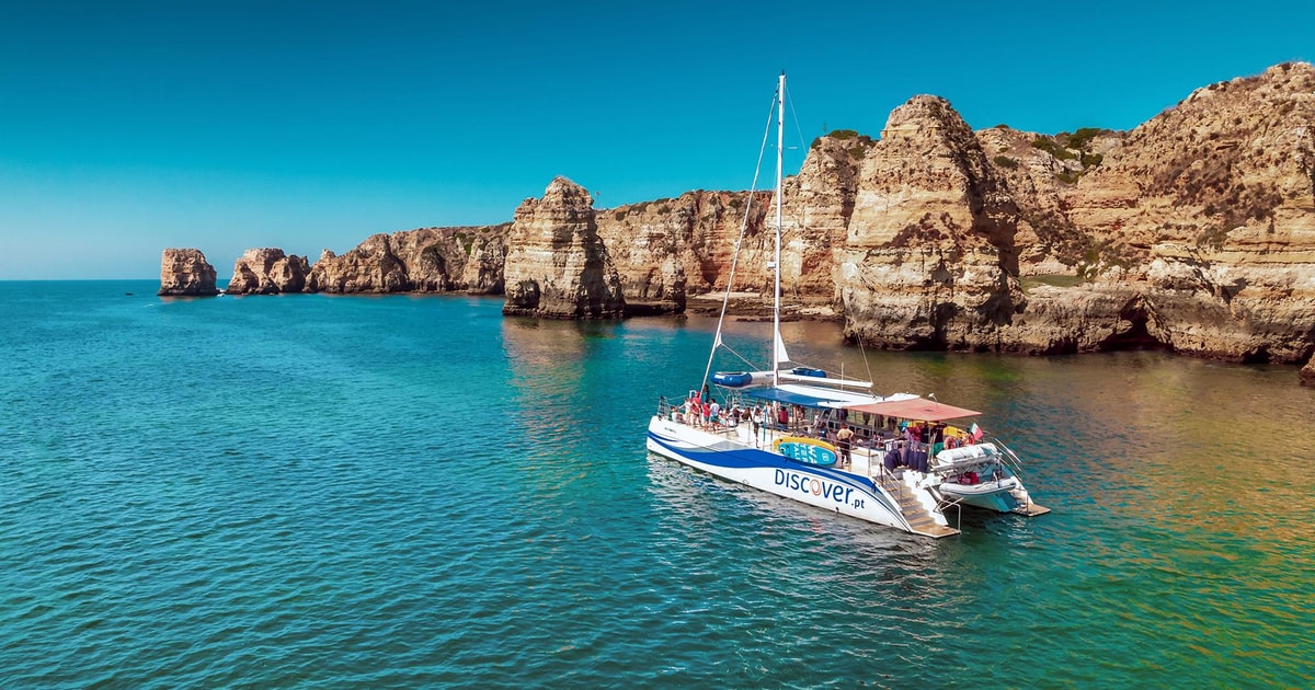 Lagos do Burgau: rejs katamaranem po Algarve z lunchem | GetYourGuide